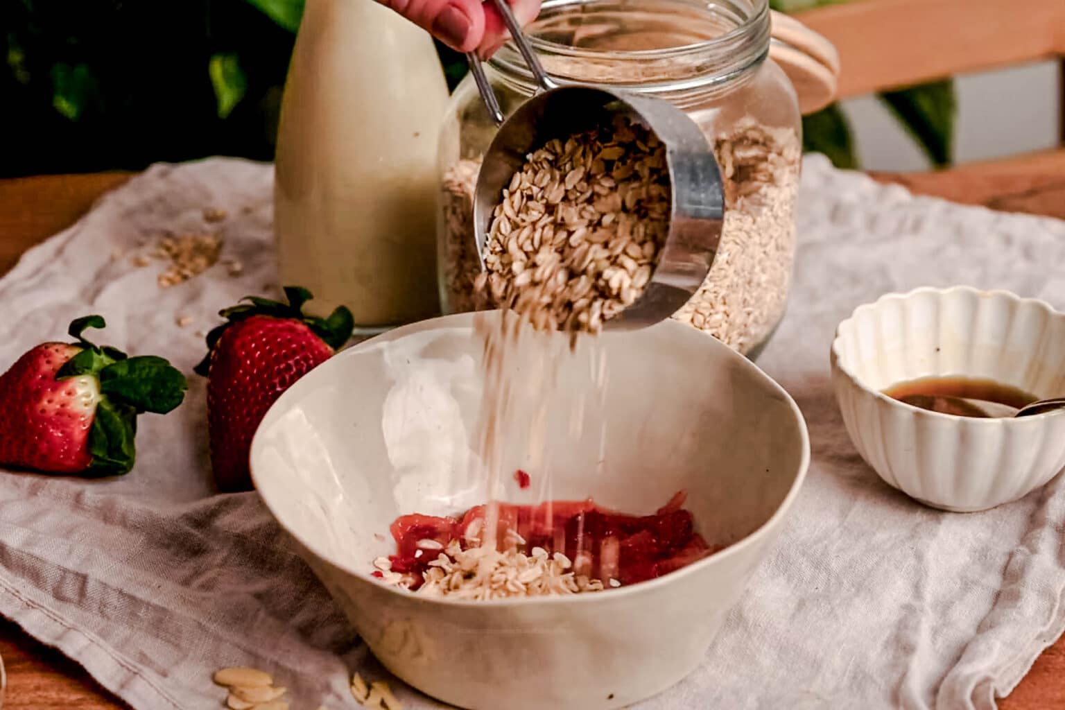 5-Minute Strawberry Oatmeal Recipe - Raepublic