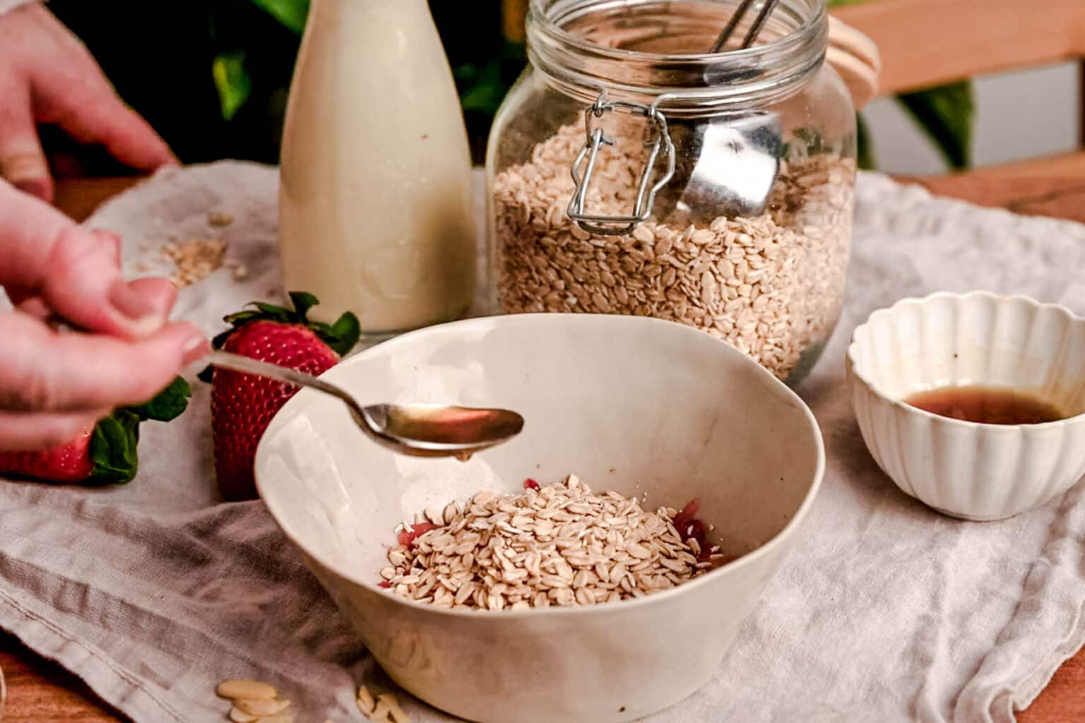 5-Minute Strawberry Oatmeal Recipe - Raepublic