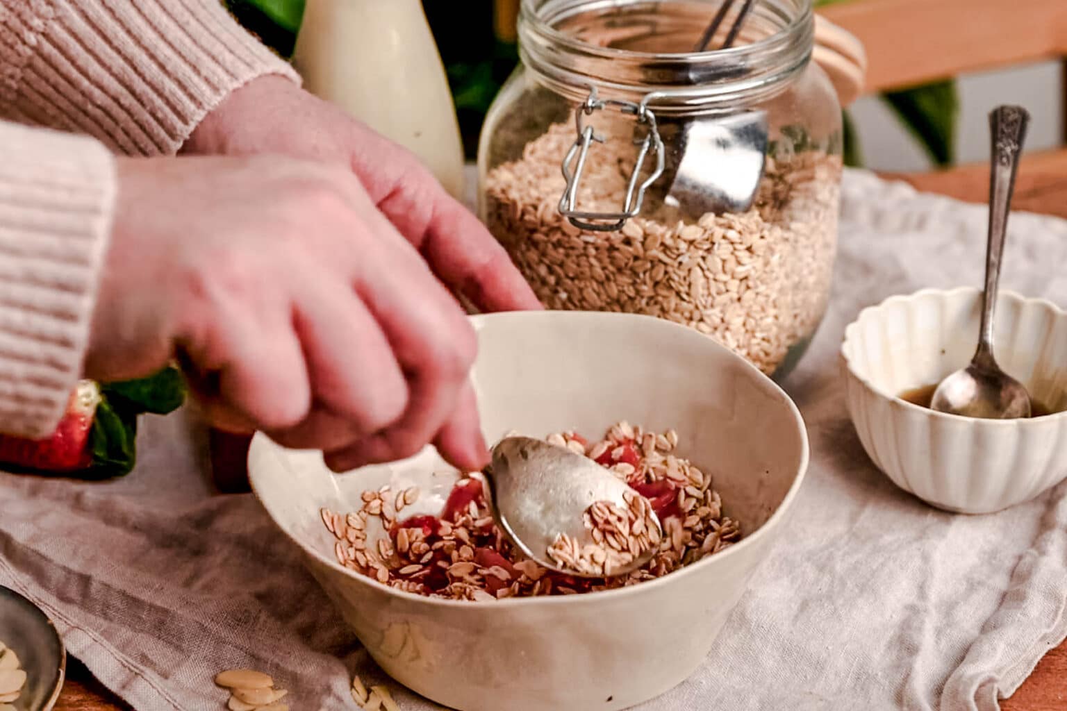 5-Minute Strawberry Oatmeal Recipe - Raepublic