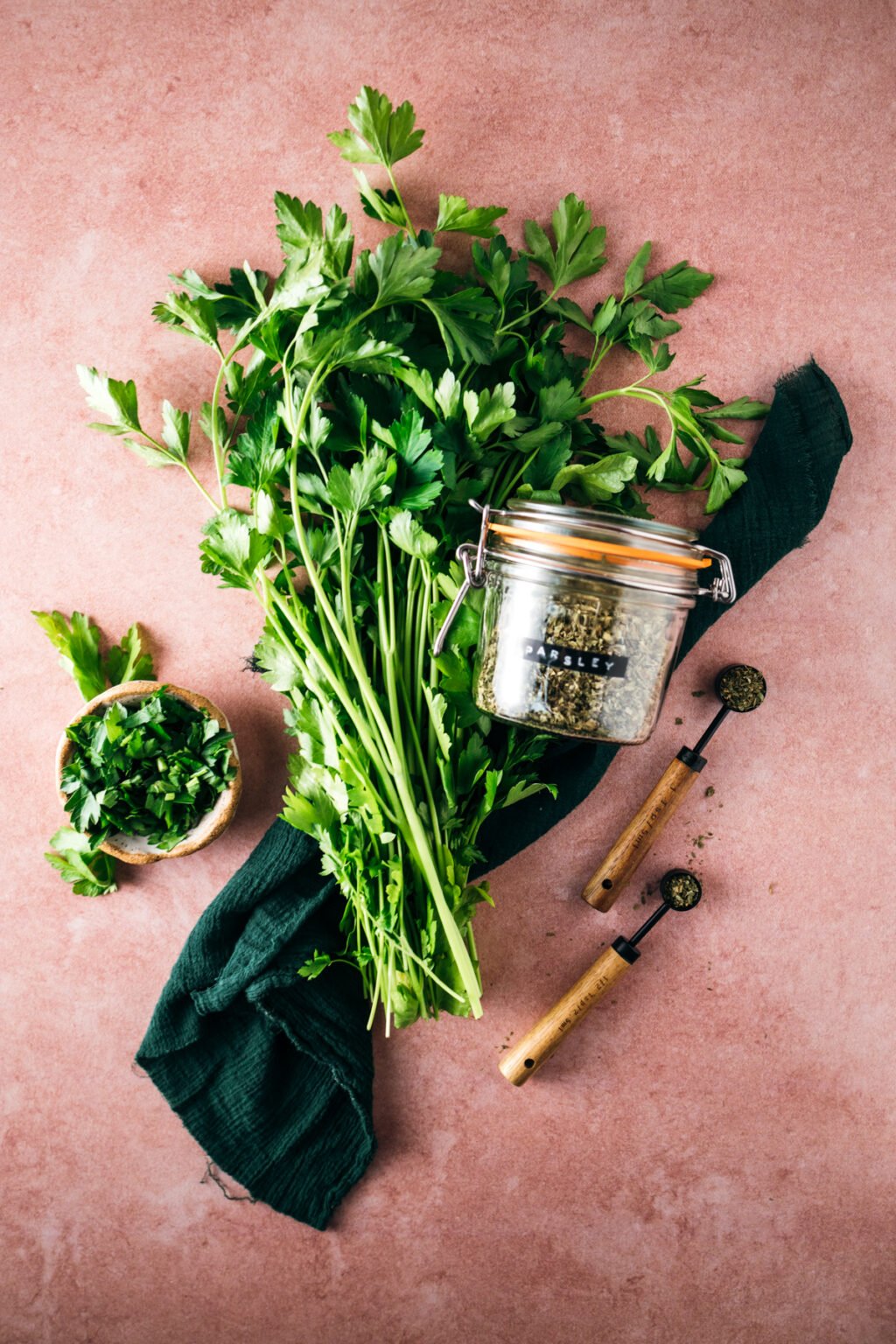25 Easy Substitutes For Parsley (Fresh And Dried Options) - Raepublic